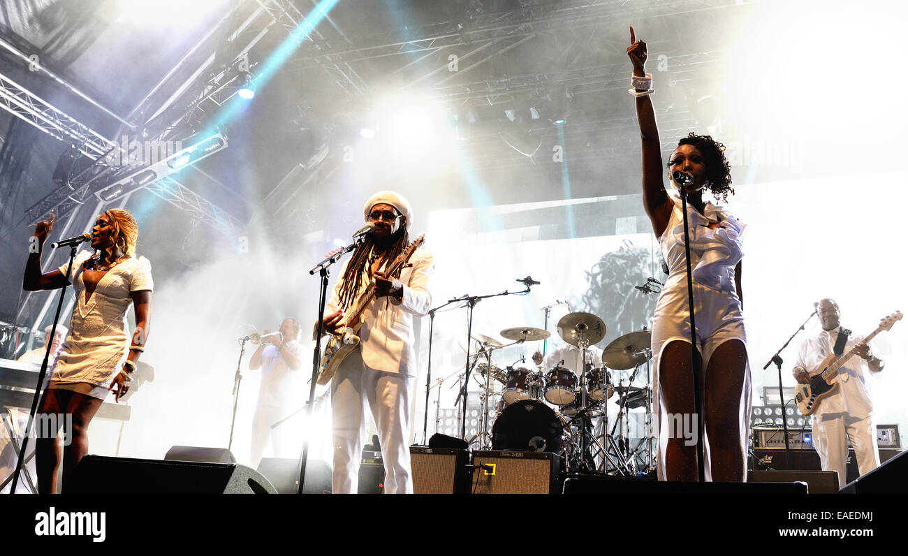 Chic Band Performs High Resolution Stock Photography and Images - Alamy