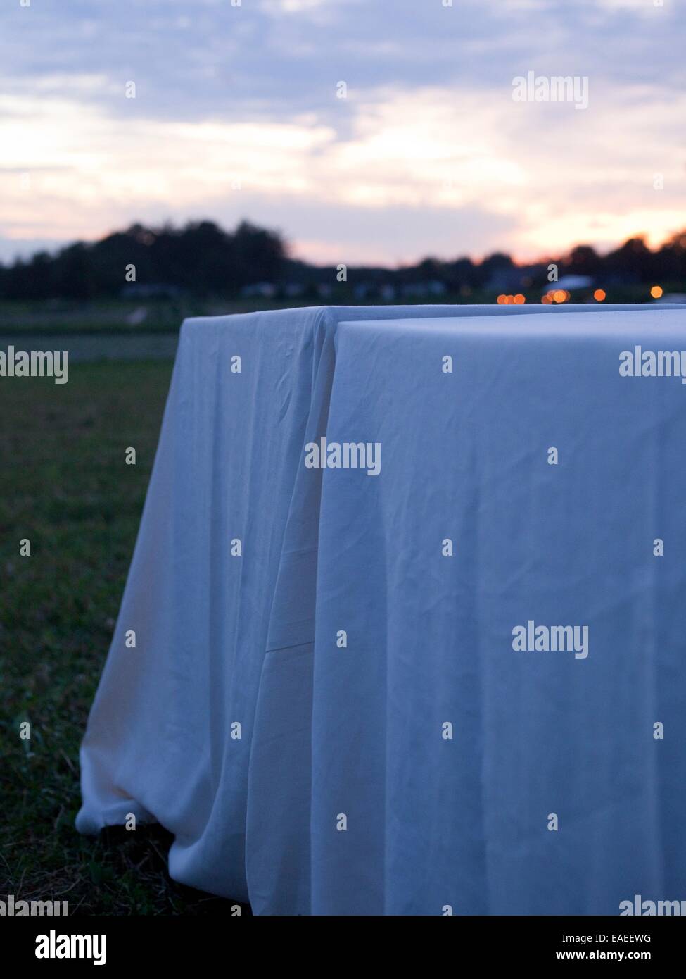 Dusk setting hi-res stock photography and images - Alamy