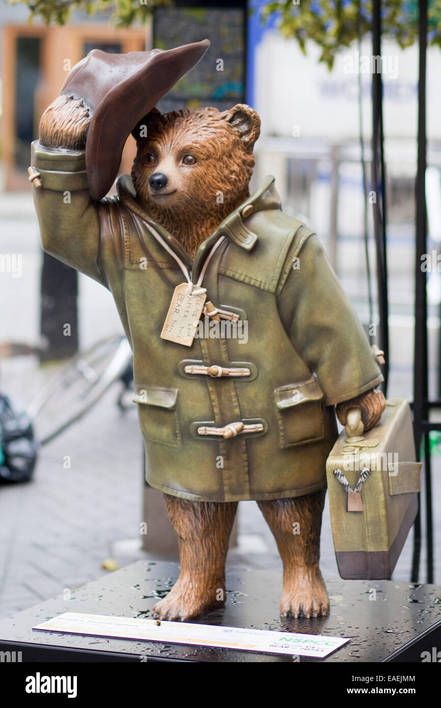 Statue paddington bear paddington railway hi-res stock photography and ...