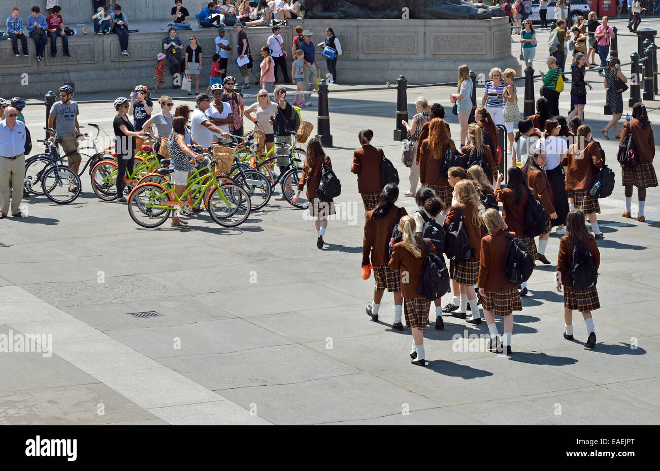 Schoolgirls in uniform uk hi-res stock photography and images - Alamy