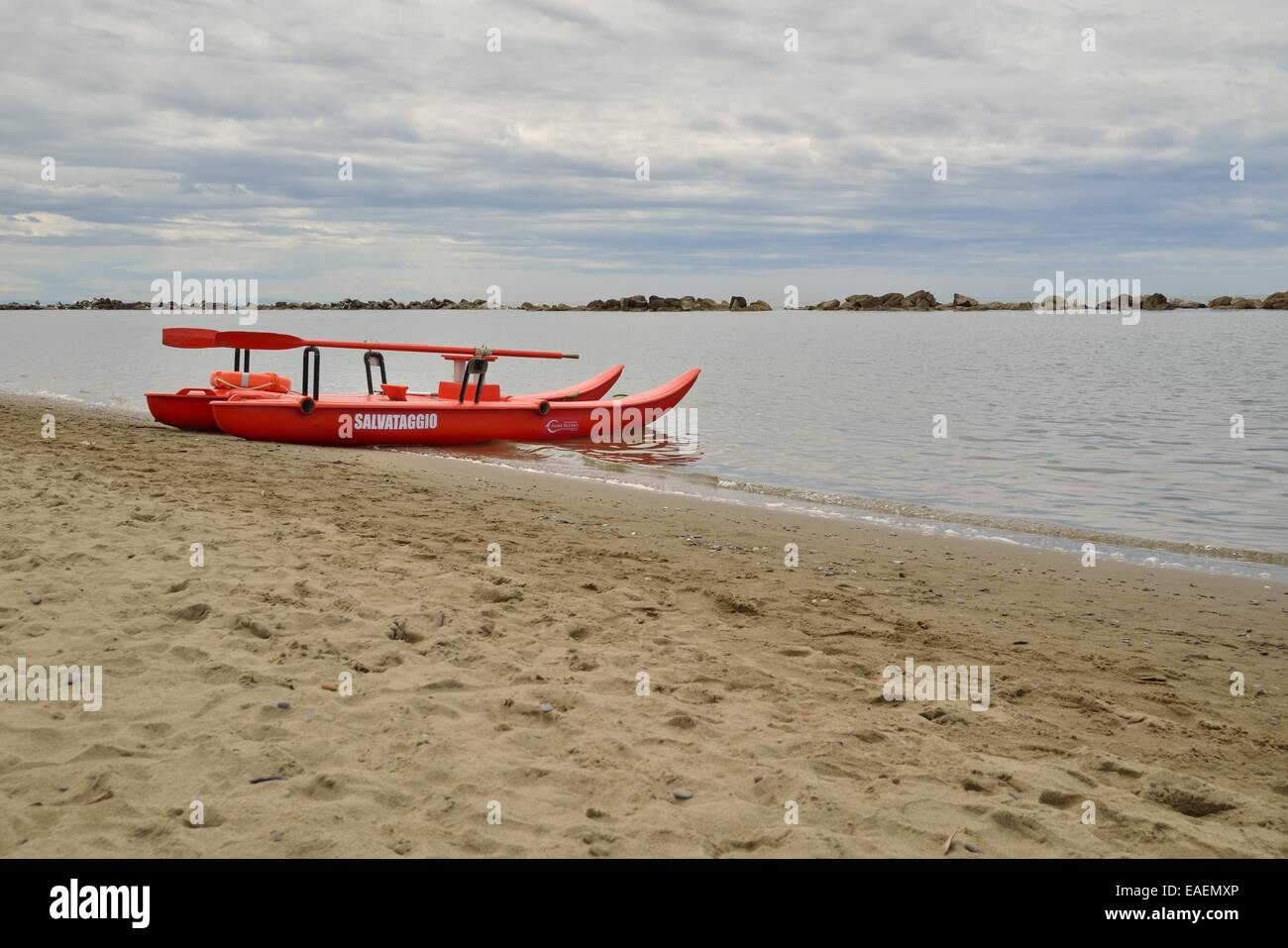 Rescue boat hi-res stock photography and images - Alamy