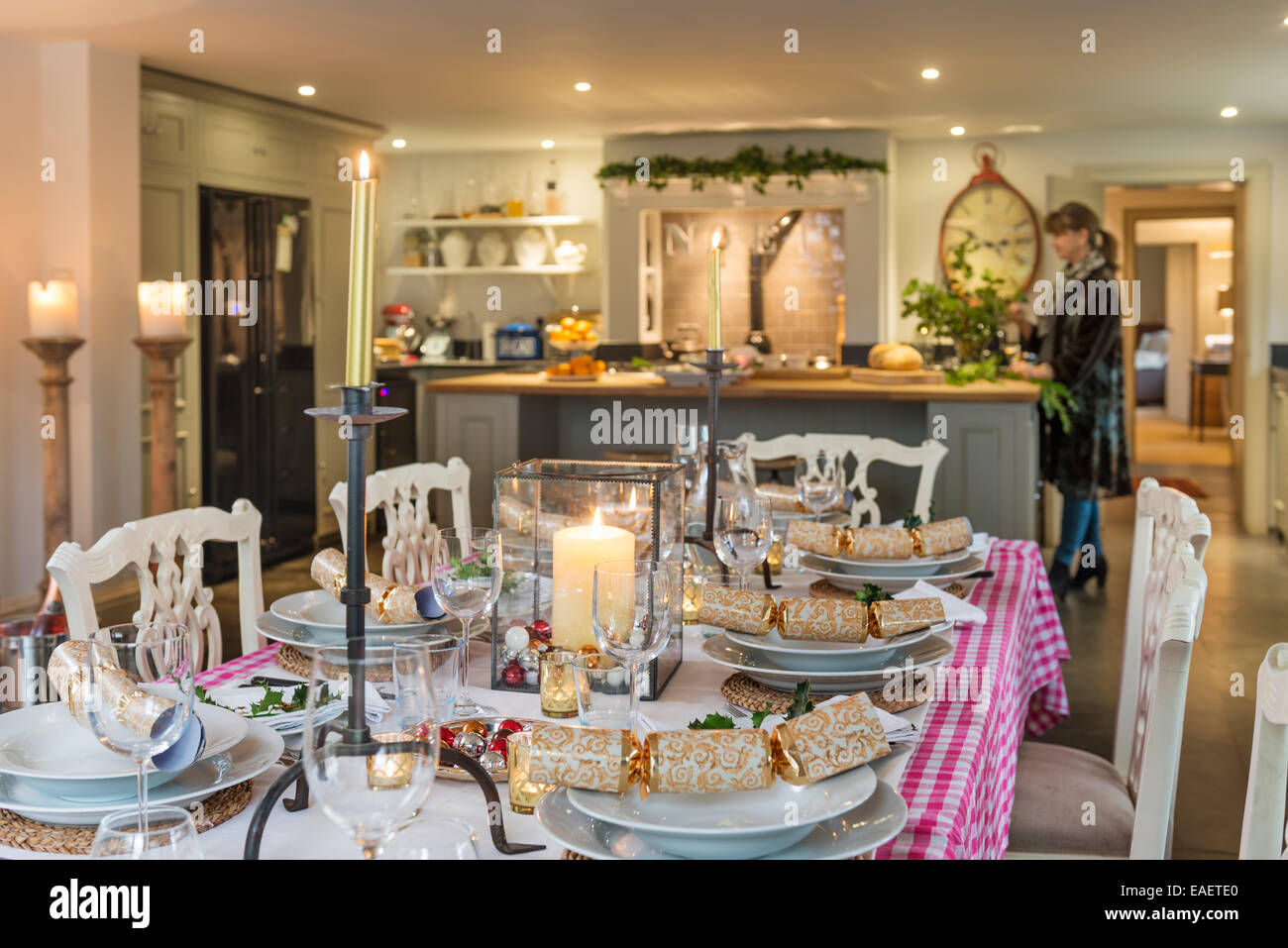 English christmas table crackers hi-res stock photography and images ...