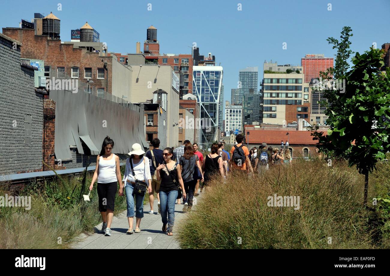 Elevated freight rail line hi-res stock photography and images - Alamy