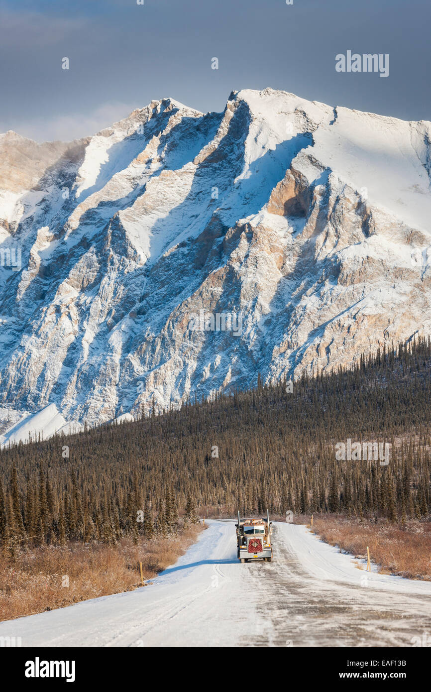 Sukakpak mountain road hi-res stock photography and images - Alamy