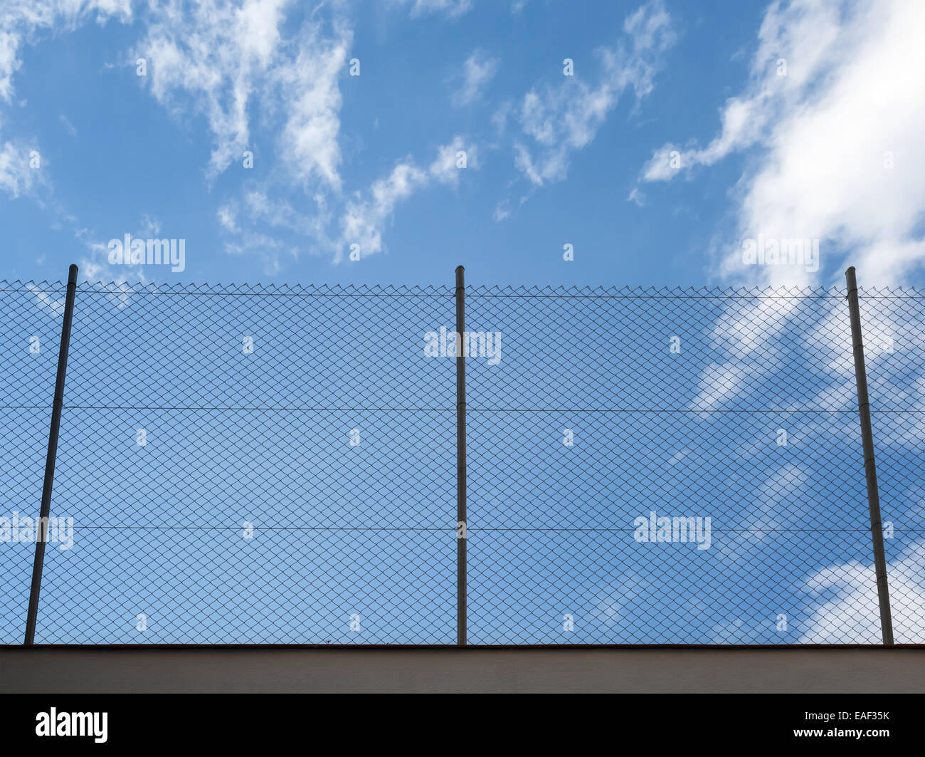 Metal wire mesh fence hi-res stock photography and images - Alamy