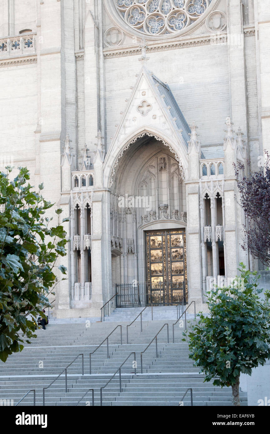 The facade of Grace Cathedral in San Francisco, California Stock Photo ...