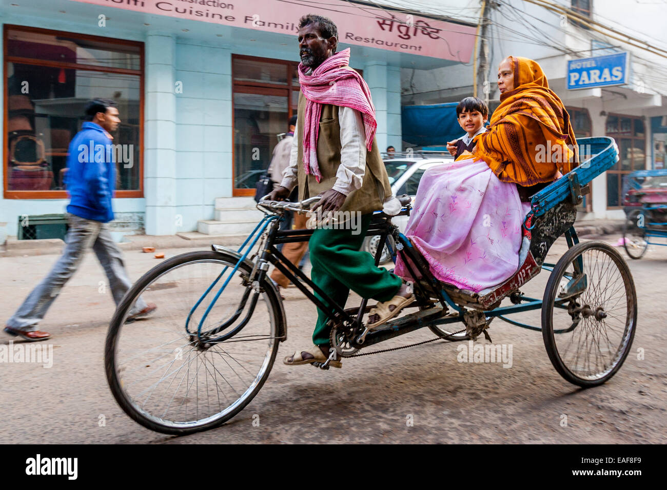 Rickshaw and boy delhi hi-res stock photography and images - Alamy