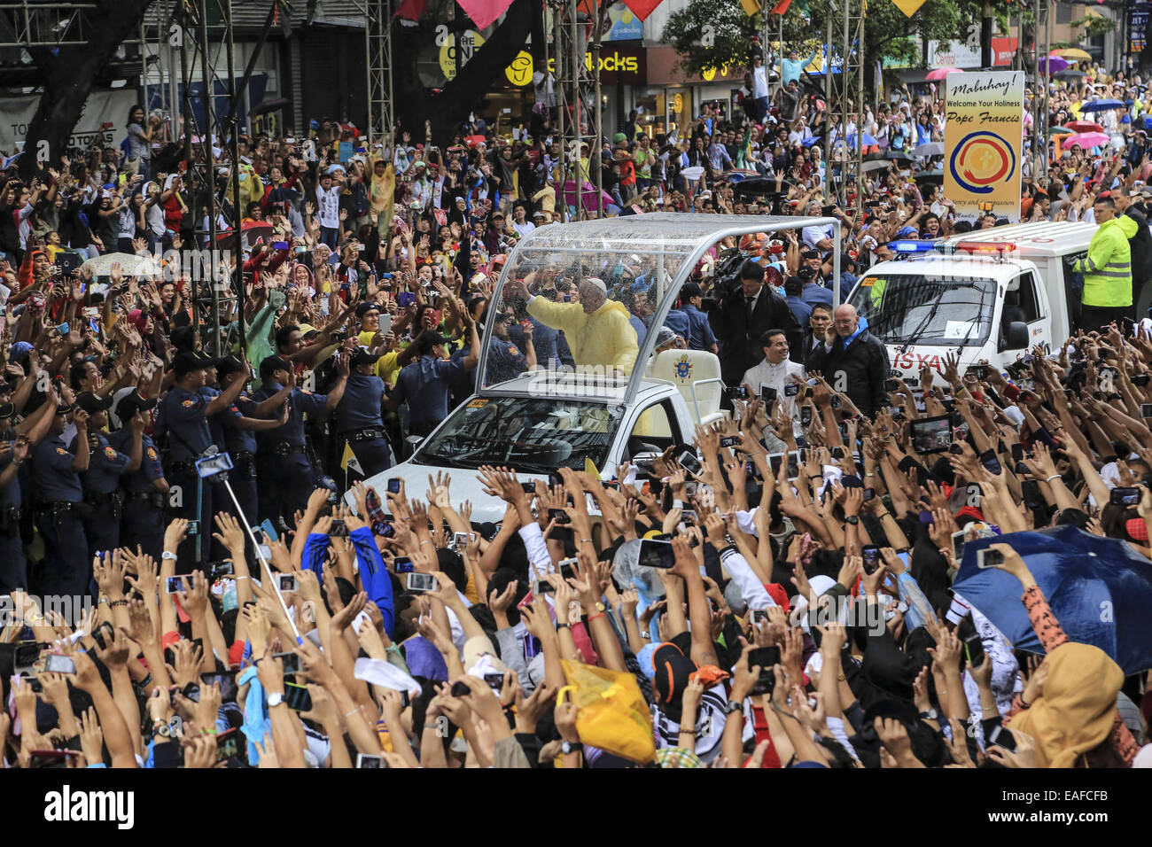 Manila, Philippines. 18th Jan, 2015. Pope Francis leaving under the ...