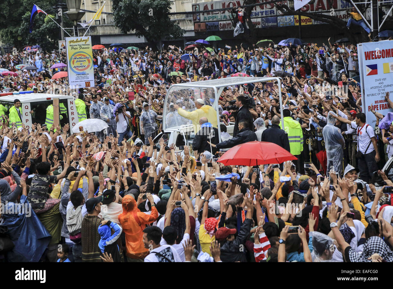 Manila, Philippines. 18th Jan, 2015. Pope Francis leaving under the applause of the crowd after ...