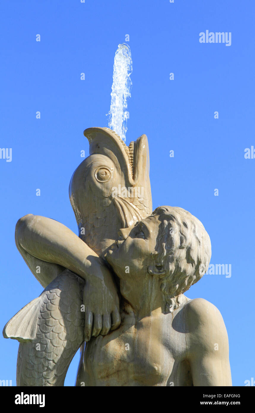 Fountain fish statue hi-res stock photography and images - Alamy