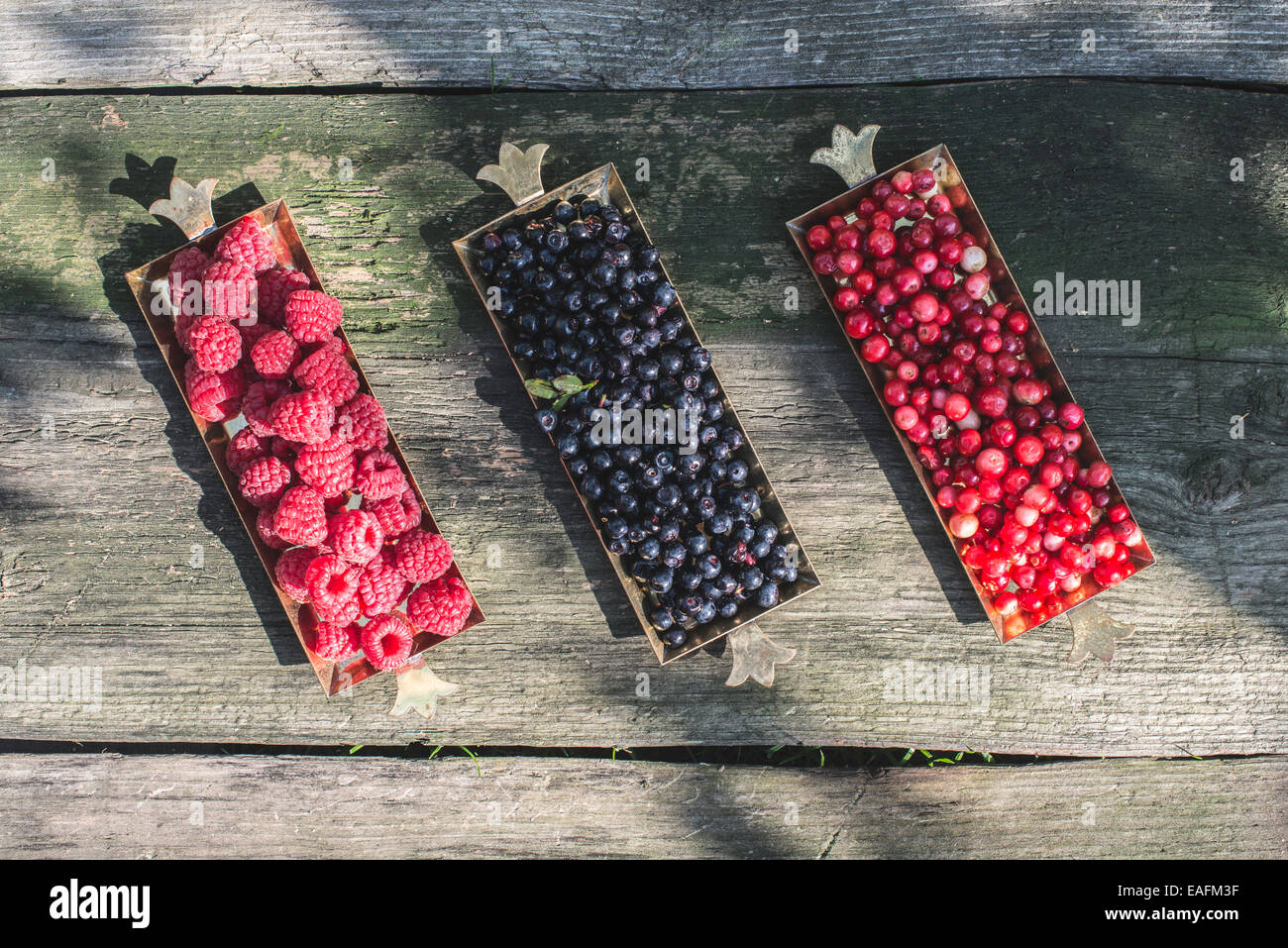 Red and black raspberry and blueberry in bowl on wood Stock Photo - Alamy