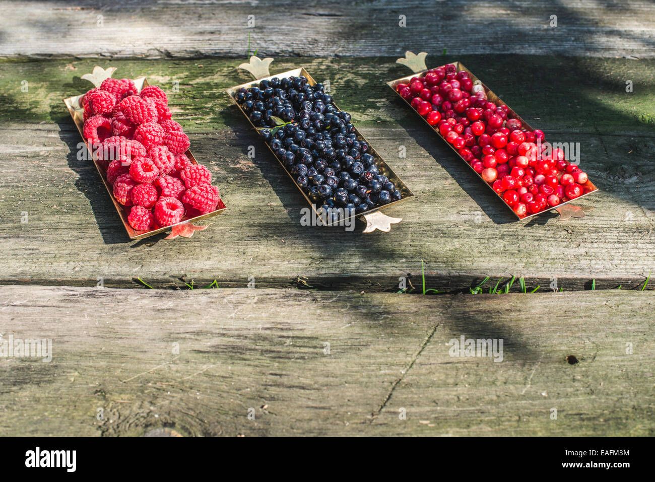 Red and black raspberry and blueberry in bowl on wood Stock Photo - Alamy
