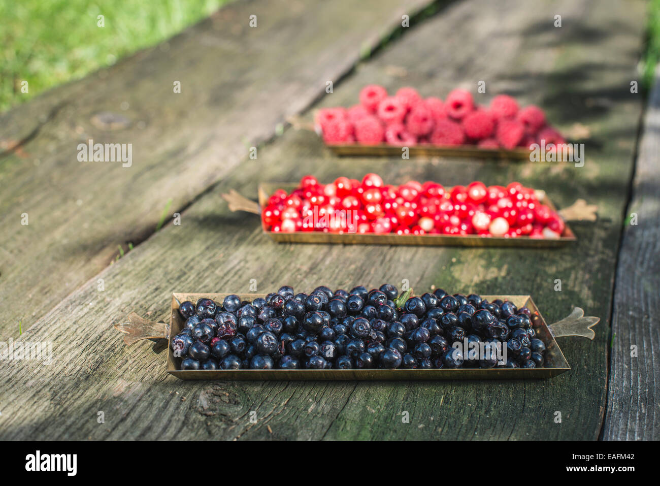 Red and black raspberry and blueberry in bowl on wood Stock Photo - Alamy