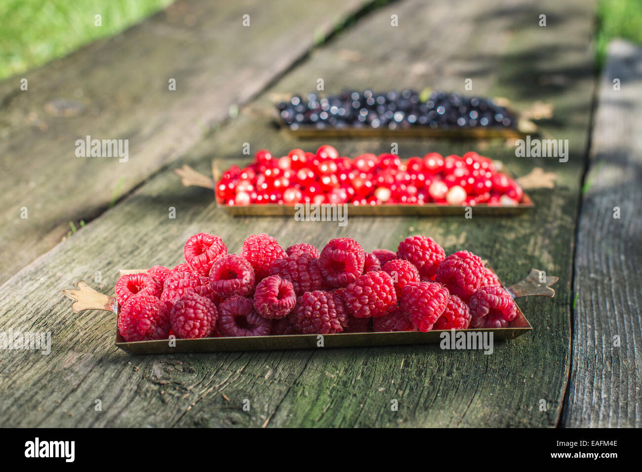 Red and black raspberry and blueberry in bowl on wood Stock Photo - Alamy