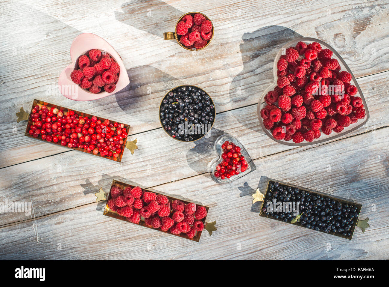 Red and black raspberry and blueberry in bowl on wood Stock Photo - Alamy