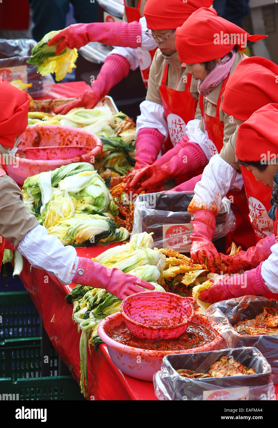 Seoul, South Korea. 14th Nov, 2014. Participants make kimchi, a ...