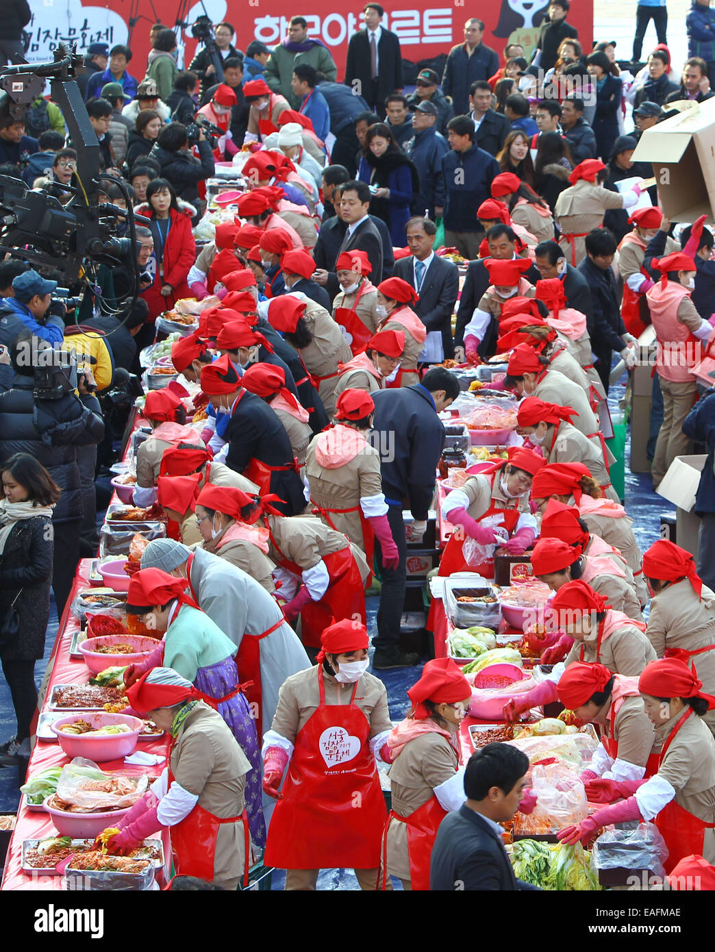 Seoul, South Korea. 14th Nov, 2014. Participants make kimchi, a ...