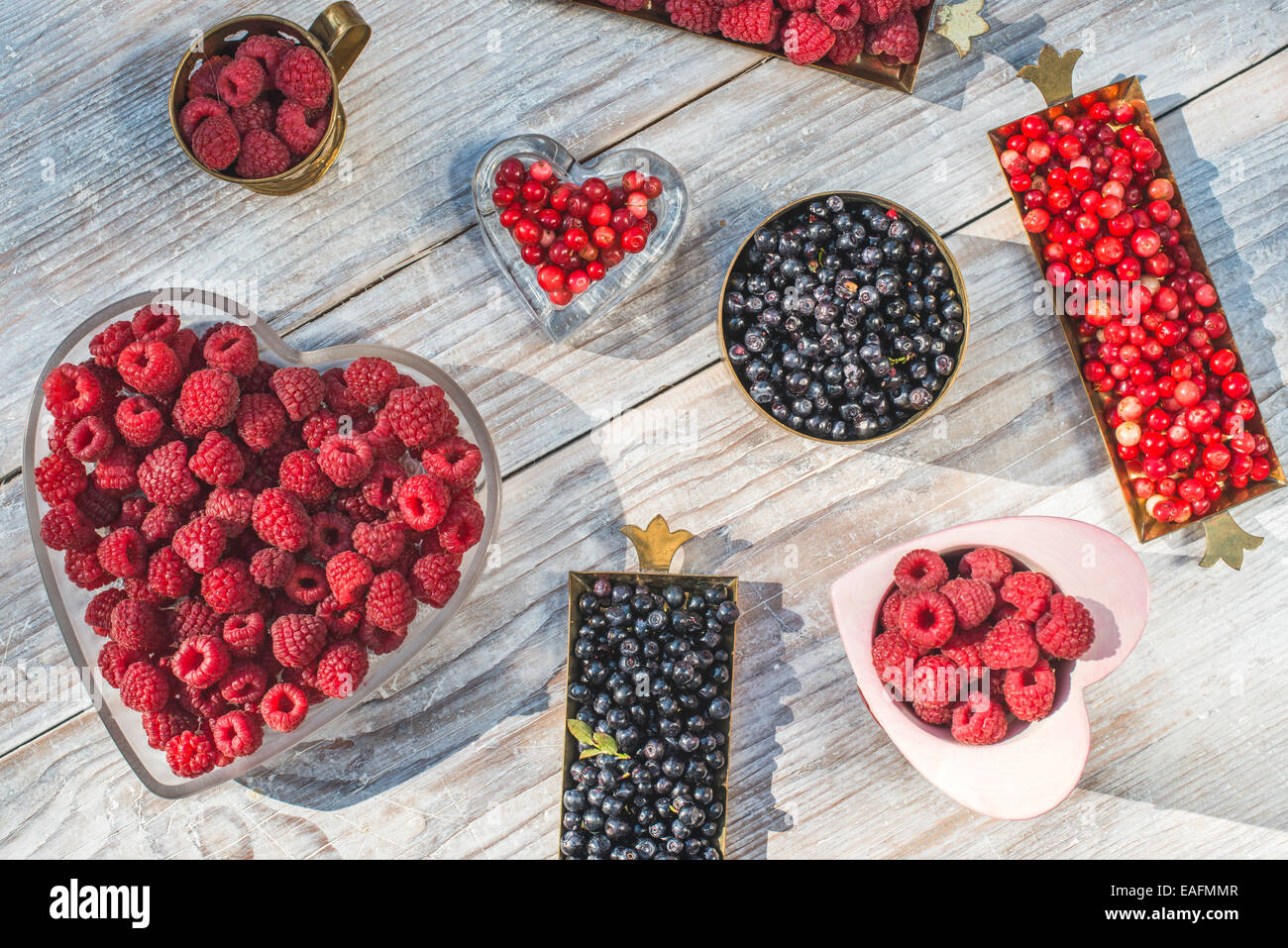 Red and black raspberry and blueberry in bowl on wood Stock Photo - Alamy