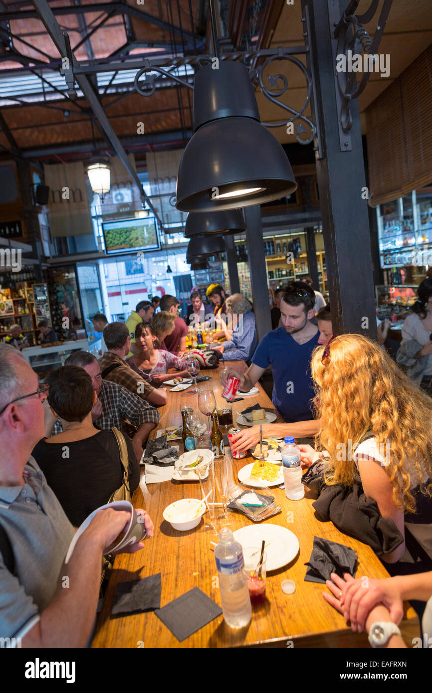 People eating bar hi-res stock photography and images - Alamy