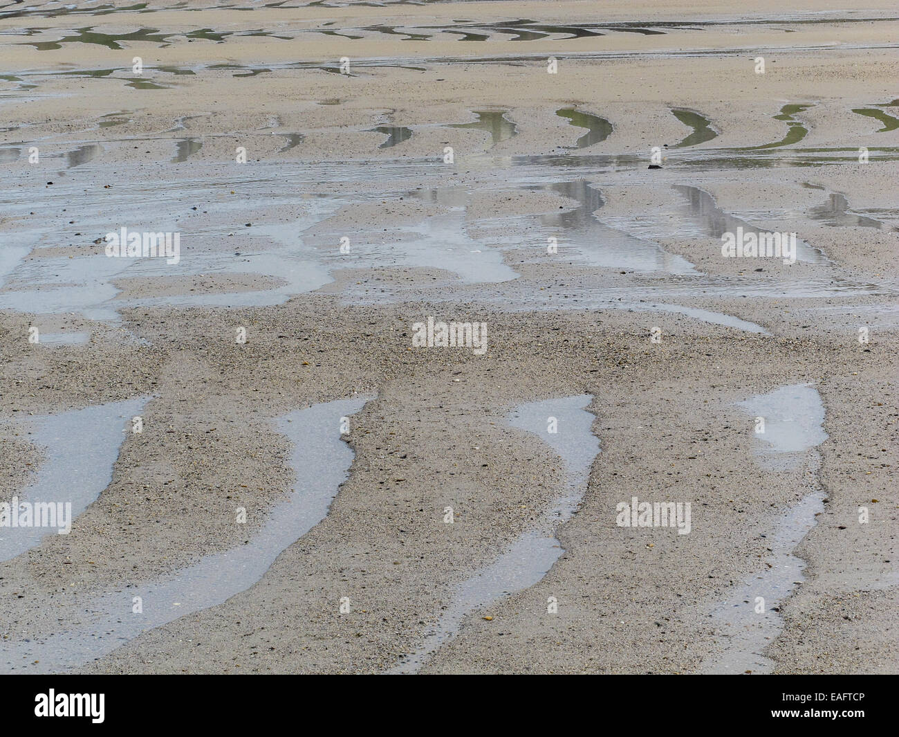 Sandy beach with wave patterns - abstract or background Stock Photo - Alamy