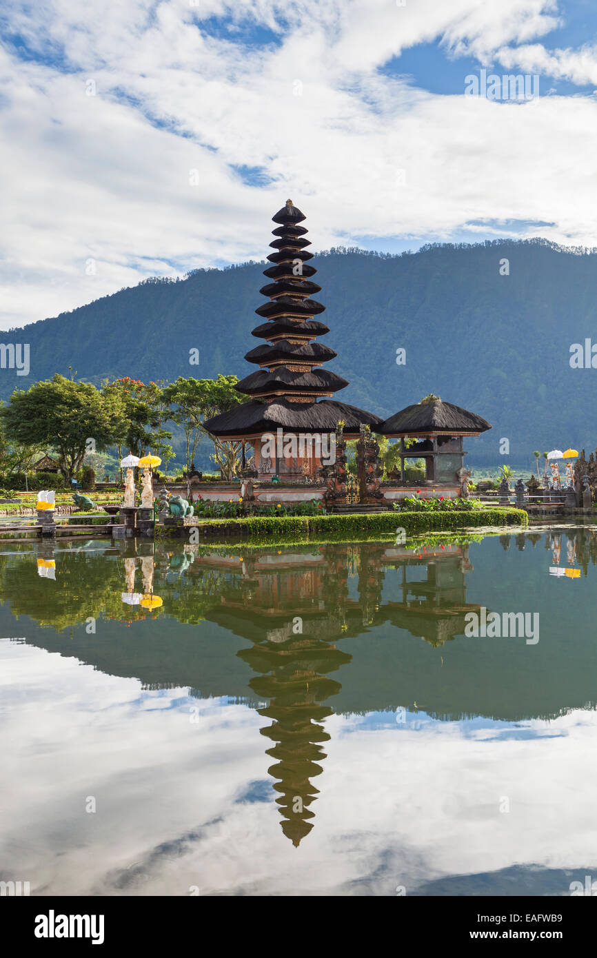 Lake baratan ulun danu temple hi-res stock photography and images - Alamy