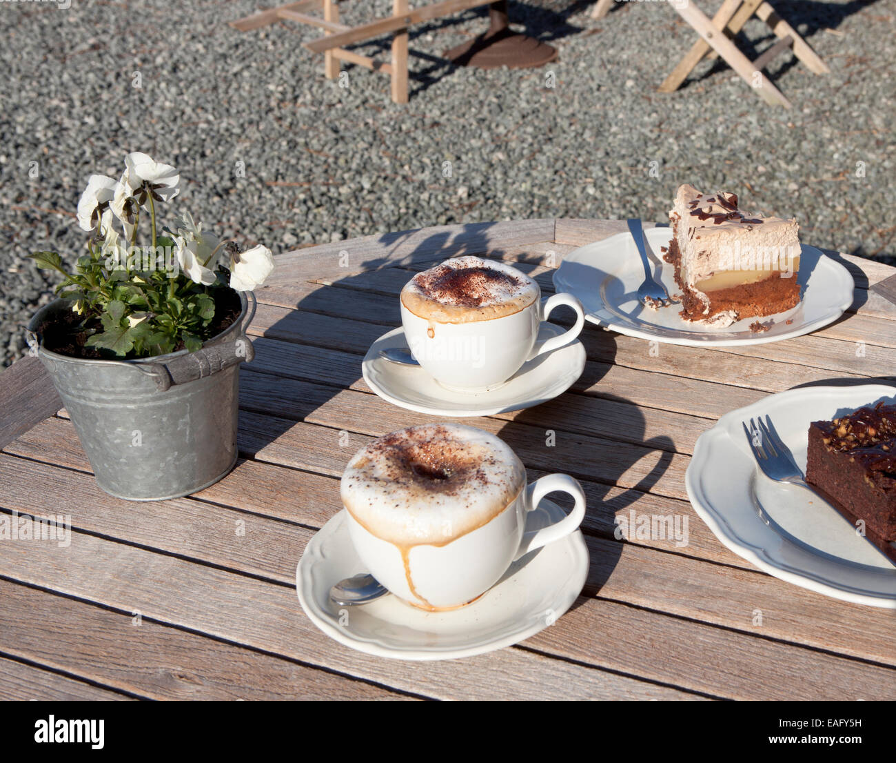 Coffee and cake outdoor hi-res stock photography and images - Alamy