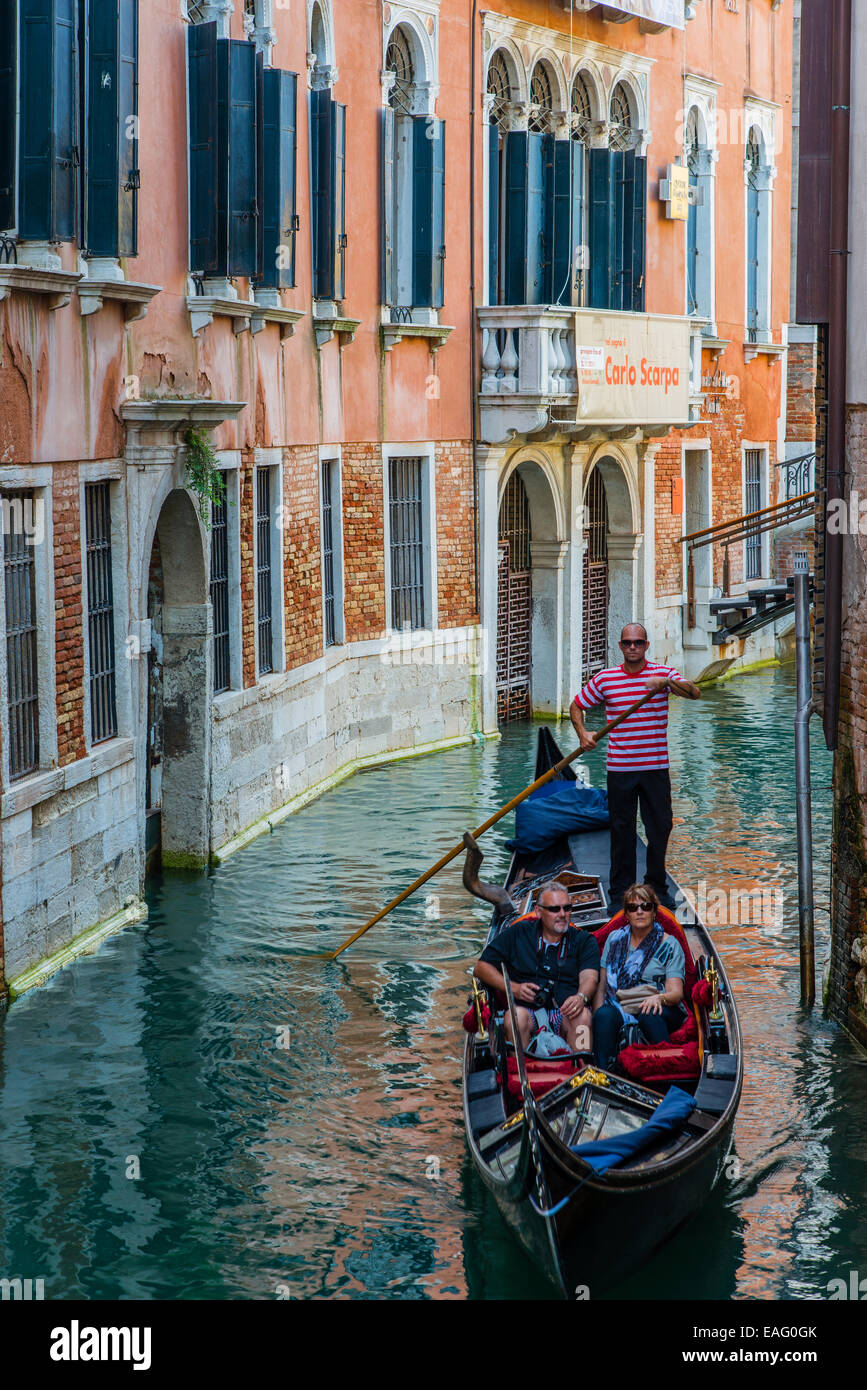 Canal and gondola canal and gondola hi-res stock photography and images ...