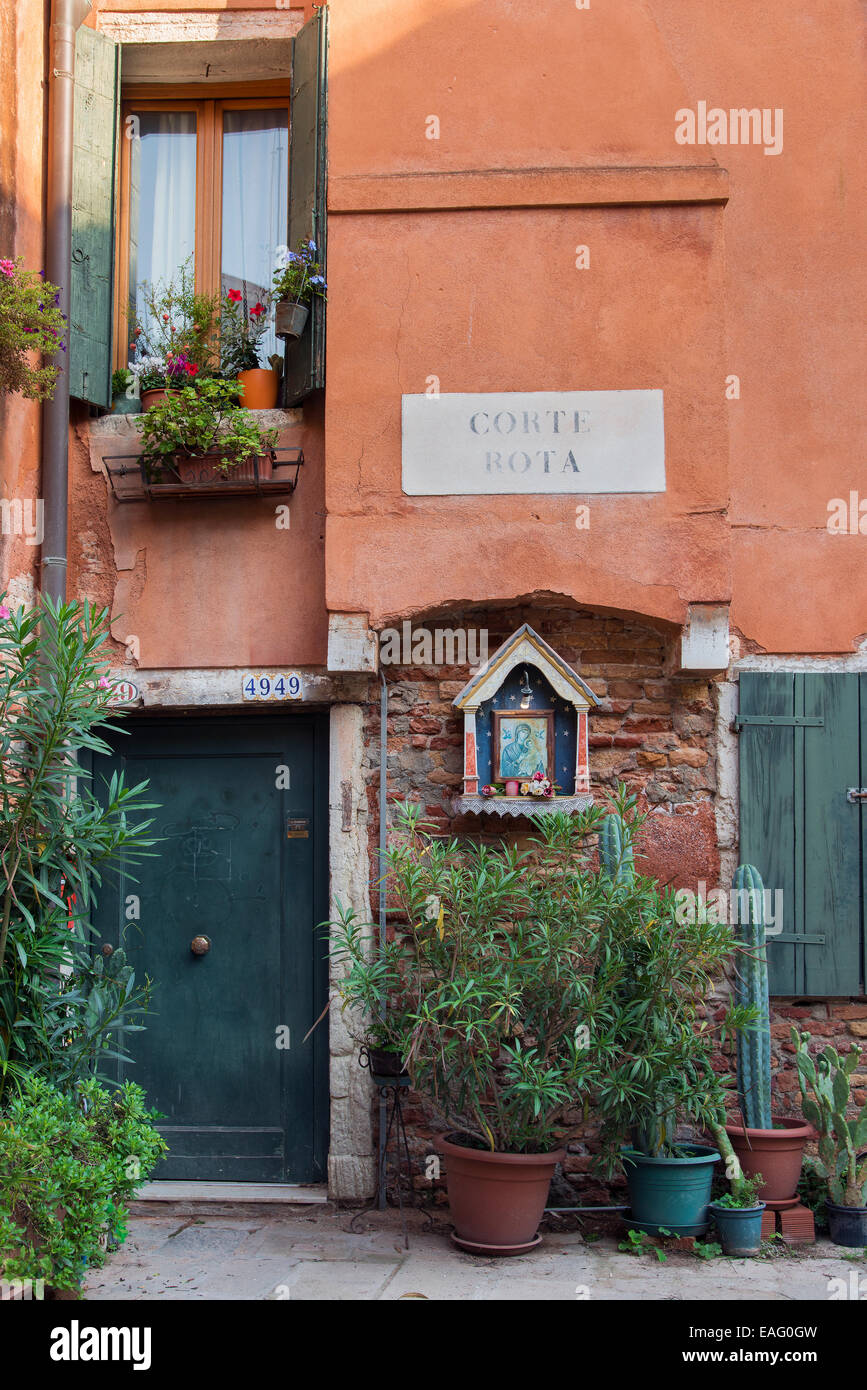 Corner courtyard hi-res stock photography and images - Alamy