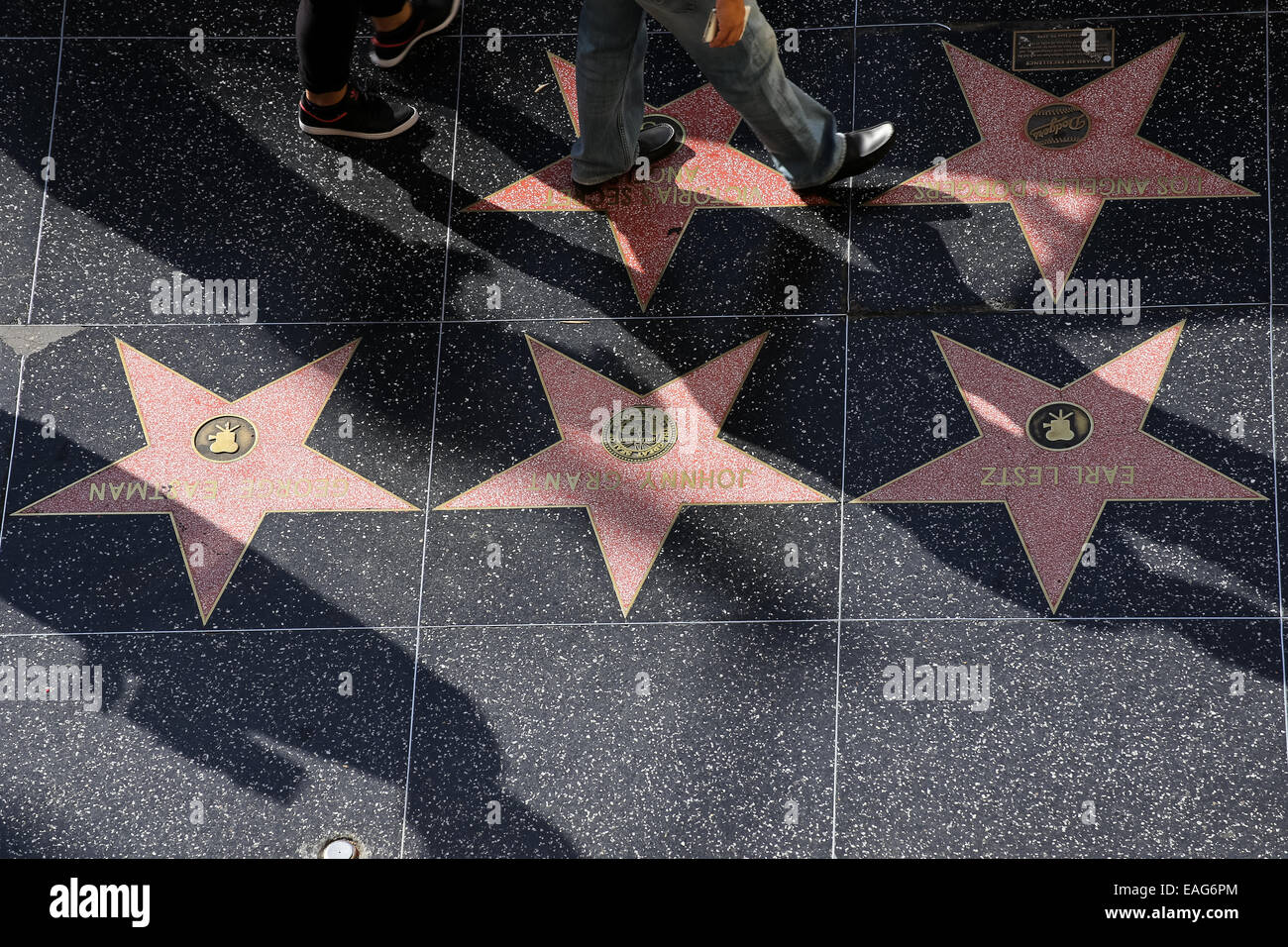 People walk over stars on the Hollywood Walk of Fame Stock Photo - Alamy