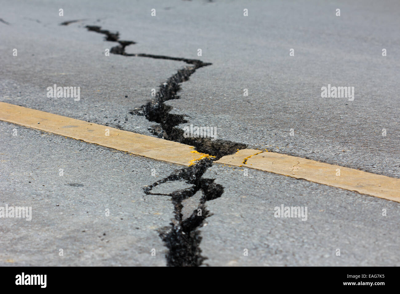 Earthquake road sign hi-res stock photography and images - Alamy