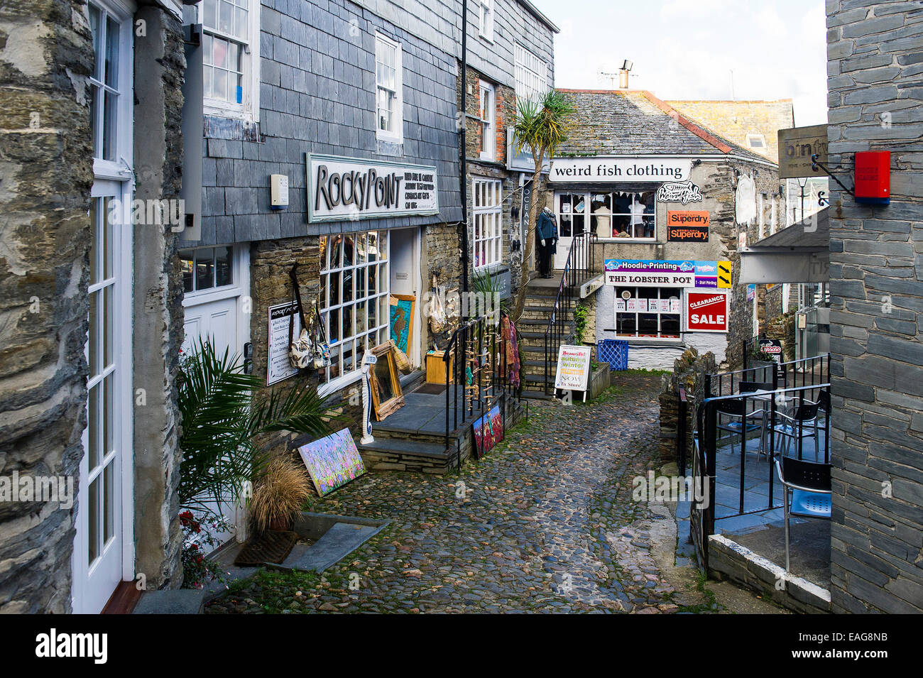 A cobbled street in english town hi-res stock photography and images ...