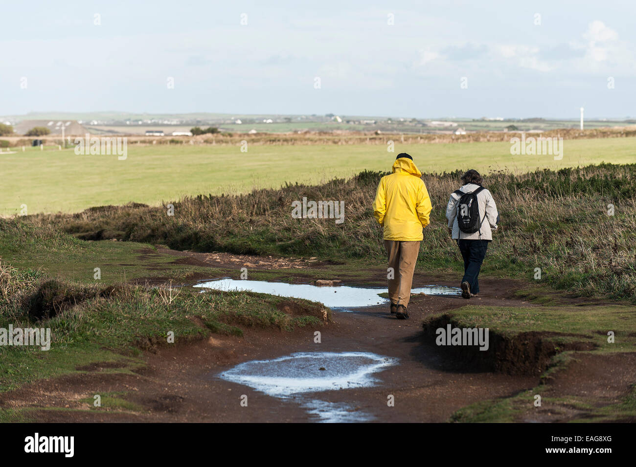 Walkers on the North Cornwall coast Stock Photo - Alamy