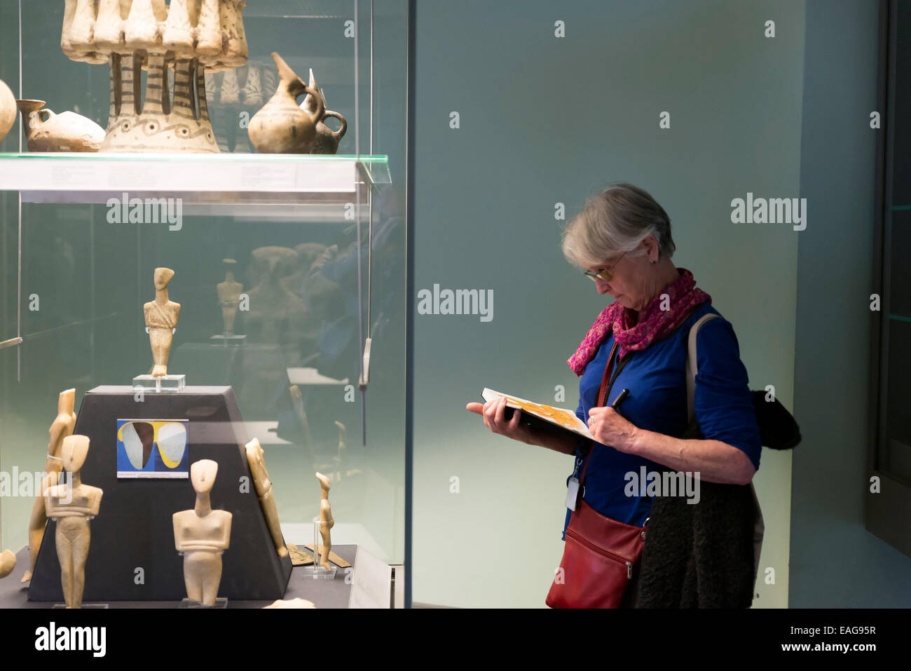British museum display case hi-res stock photography and images - Alamy