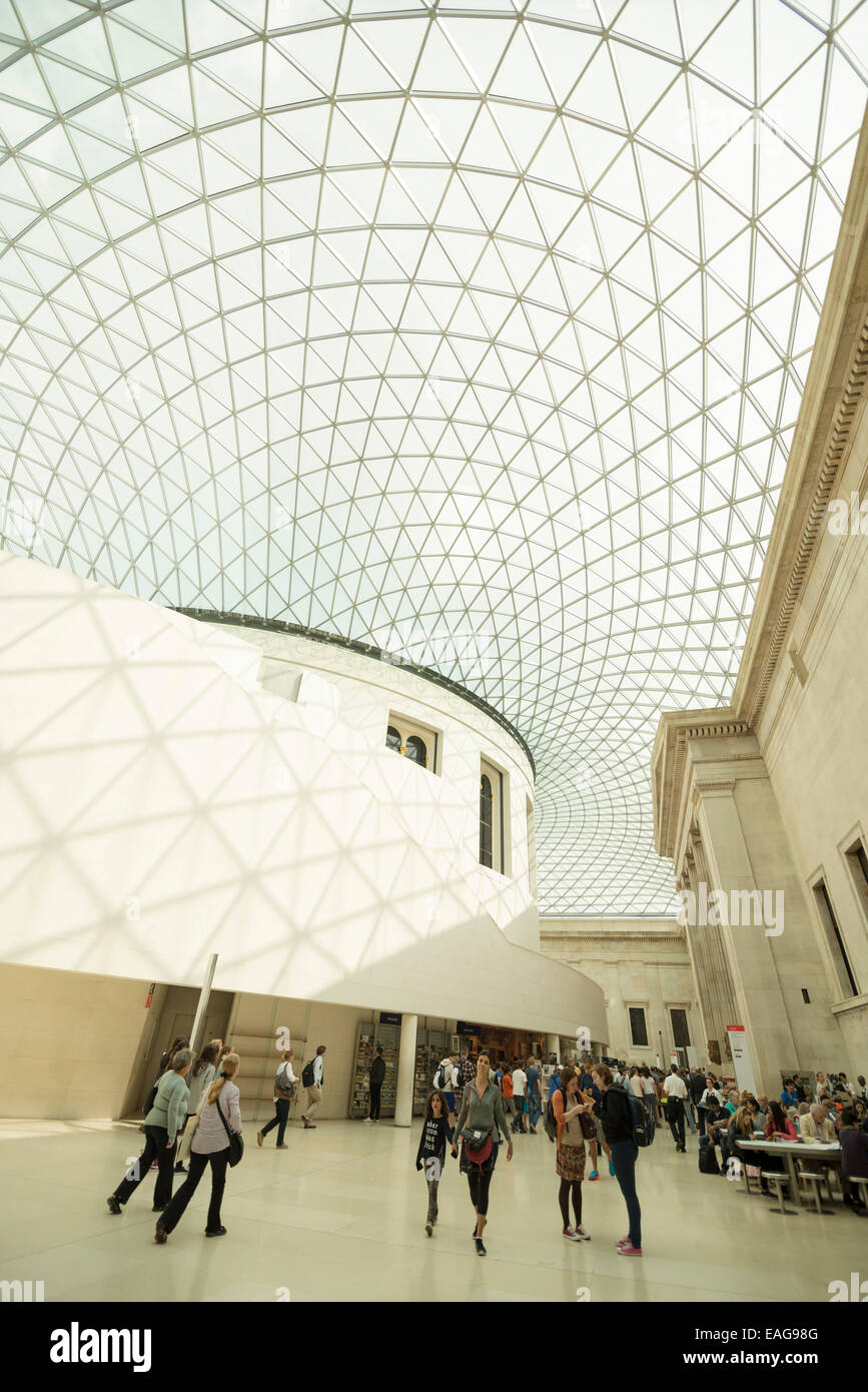Crowded museum london hi-res stock photography and images - Alamy