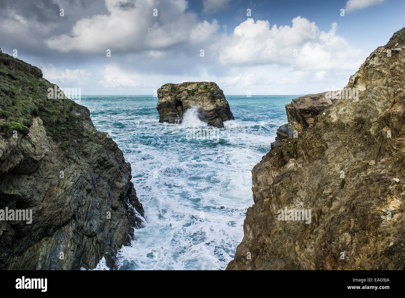 The rugged coast of Port Island in Newquay, Cornwall Stock Photo - Alamy