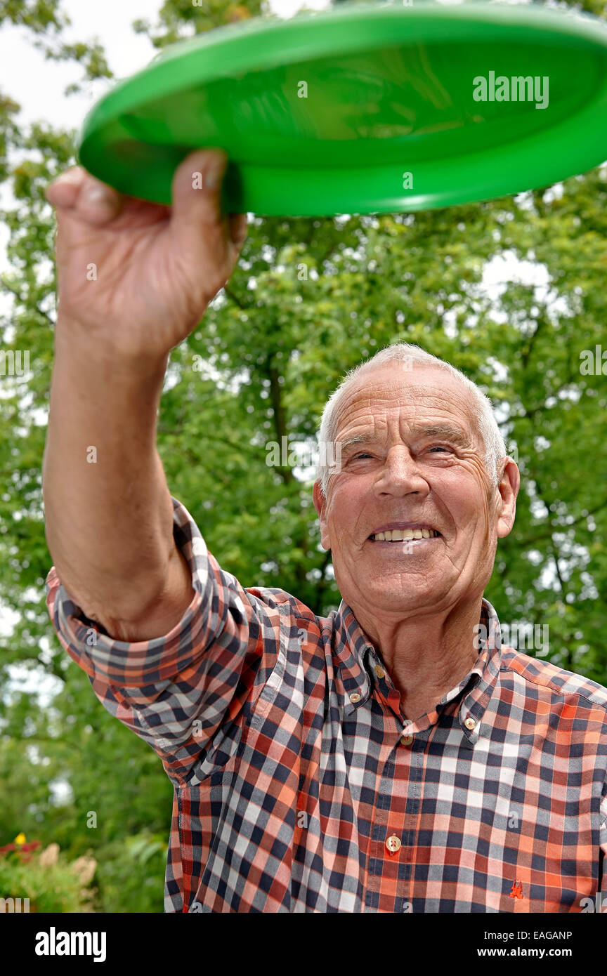 Man throwing frisbee exercise hi-res stock photography and images - Alamy