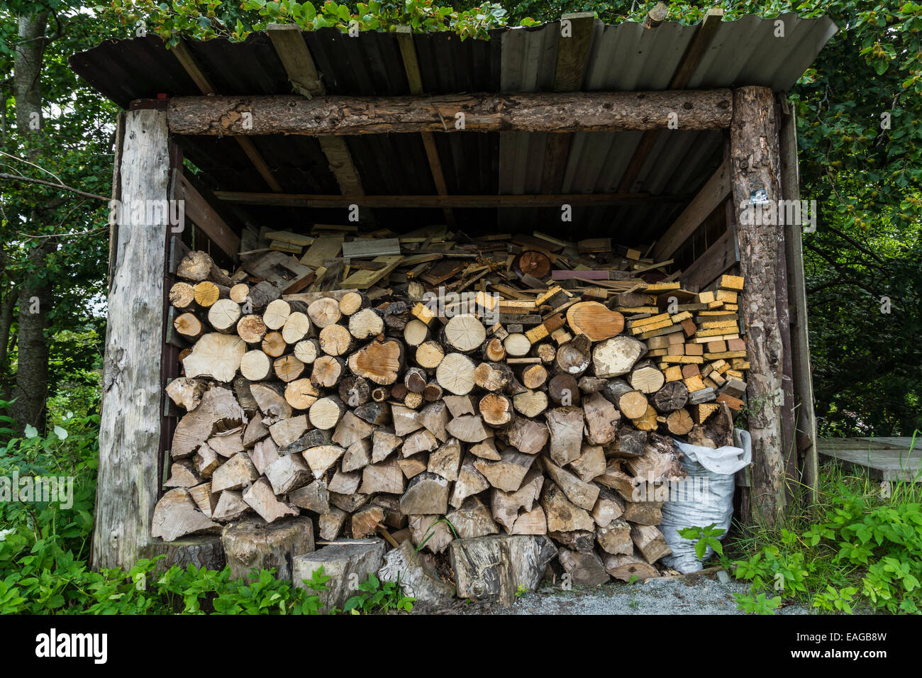 Wood shed hi-res stock photography and images - Alamy