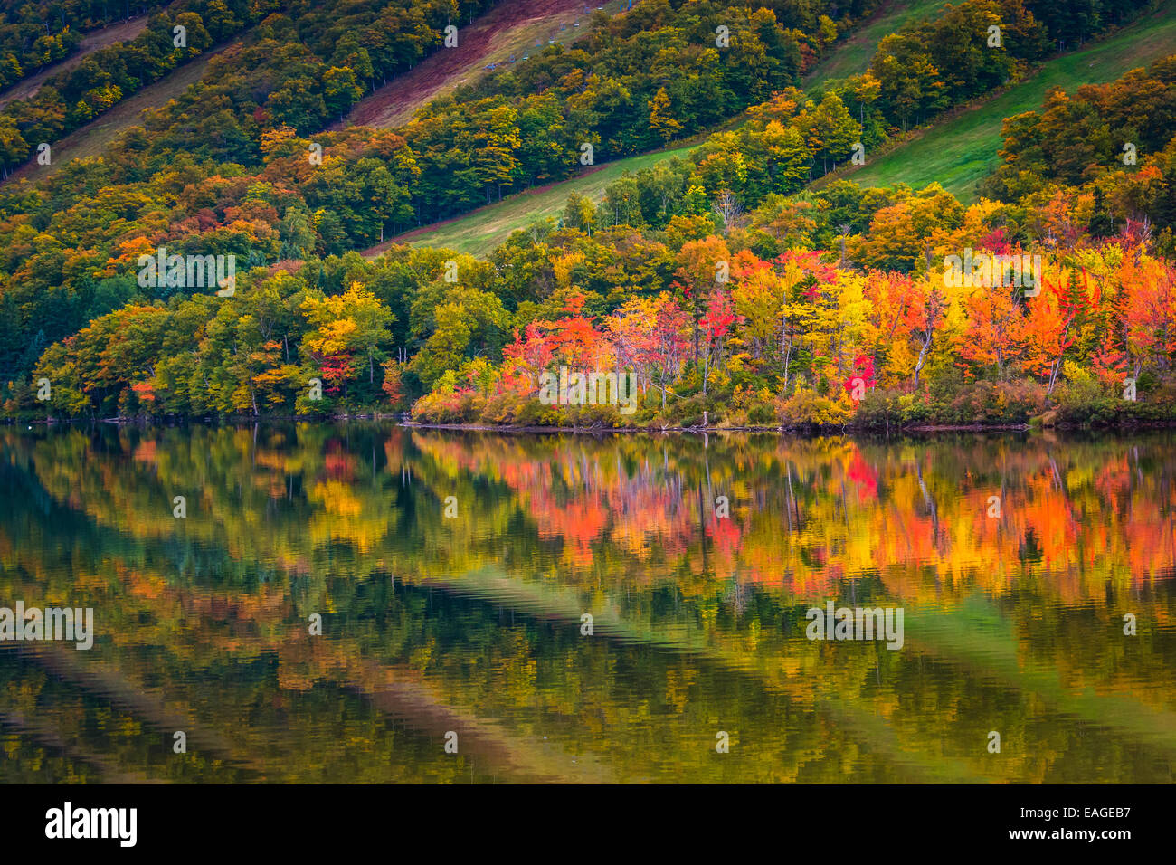 Fall colors reflecting in Echo Lake, in Franconia Notch State Park, New ...