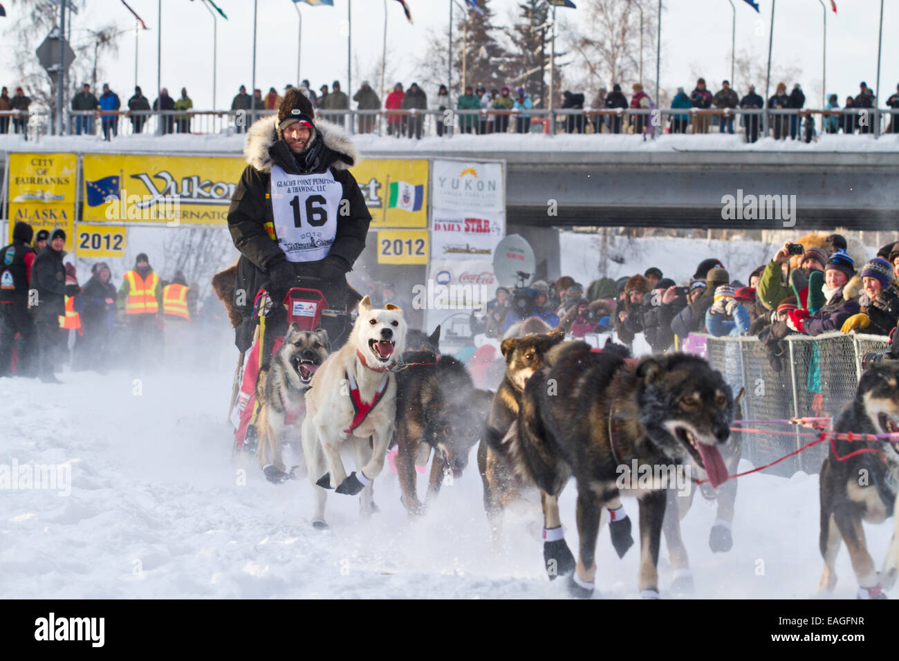 Crowd cheering team hi-res stock photography and images - Alamy