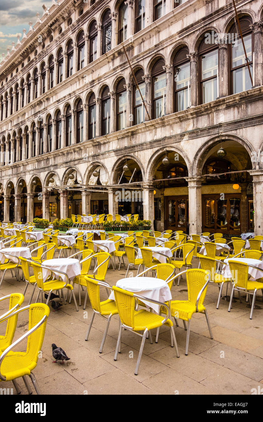 Tables standing hi-res stock photography and images - Alamy