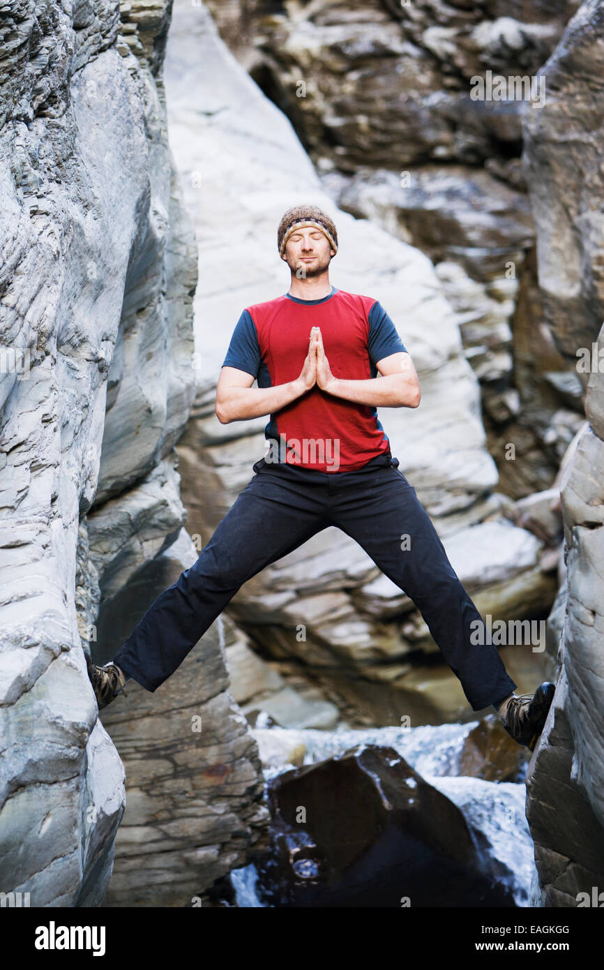 Frontal pose hi-res stock photography and images - Alamy