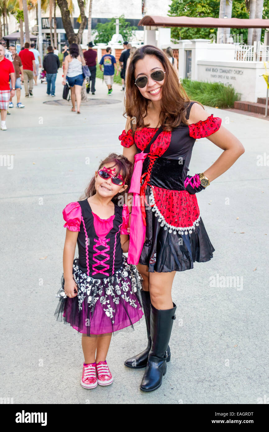 Girls in the road hi-res stock photography and images - Alamy