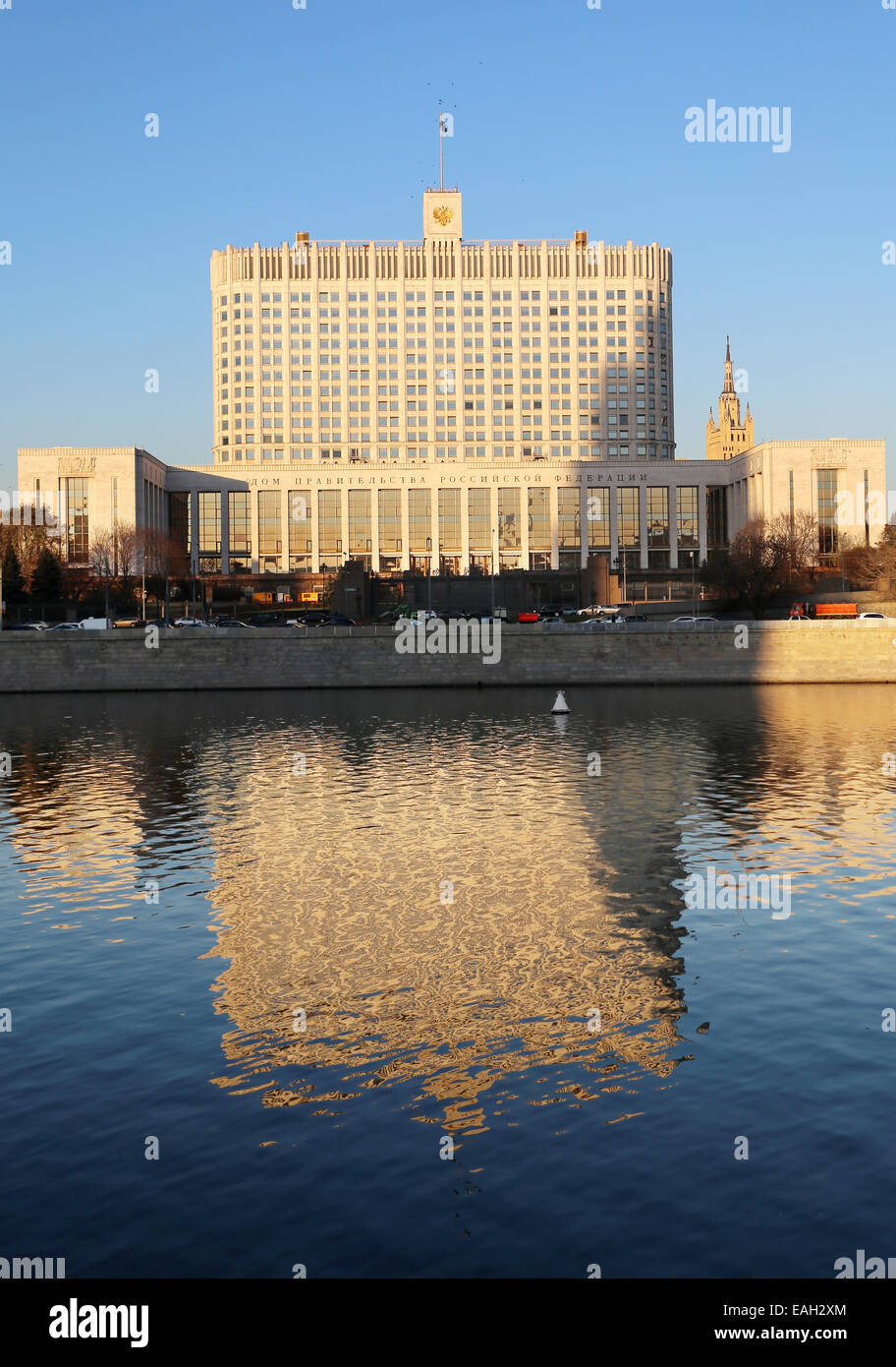 White House on the embankment of the river Moscow Stock Photo - Alamy