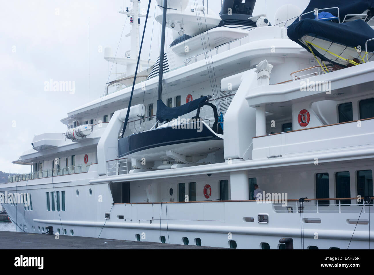 Superyacht Tatoosh, owned by Microsoft co-founder Paul Allen Stock ...