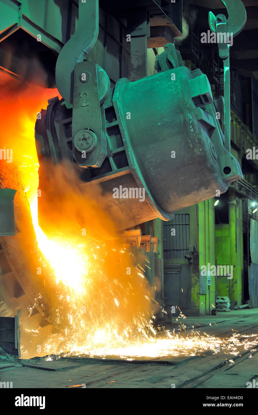 Molten metal sparks gold hi-res stock photography and images - Alamy