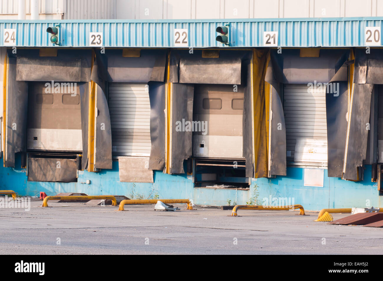 Logistics center's empty Loading dock cargo doors Stock Photo - Alamy Logistics center's empty Loading dock cargo doors Stock Photo - Alamy