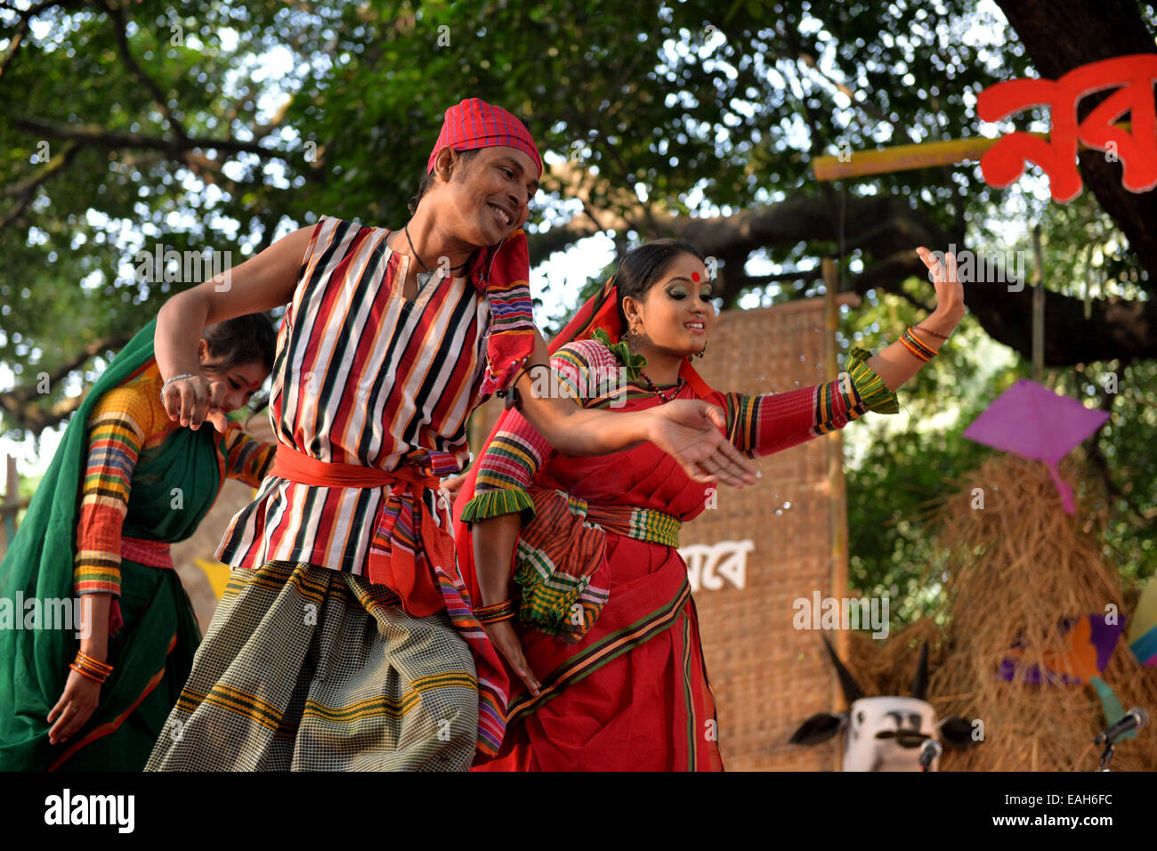 Dhaka, Bangladesh. 15th Nov, 2014. Bangladeshi artists perform ...