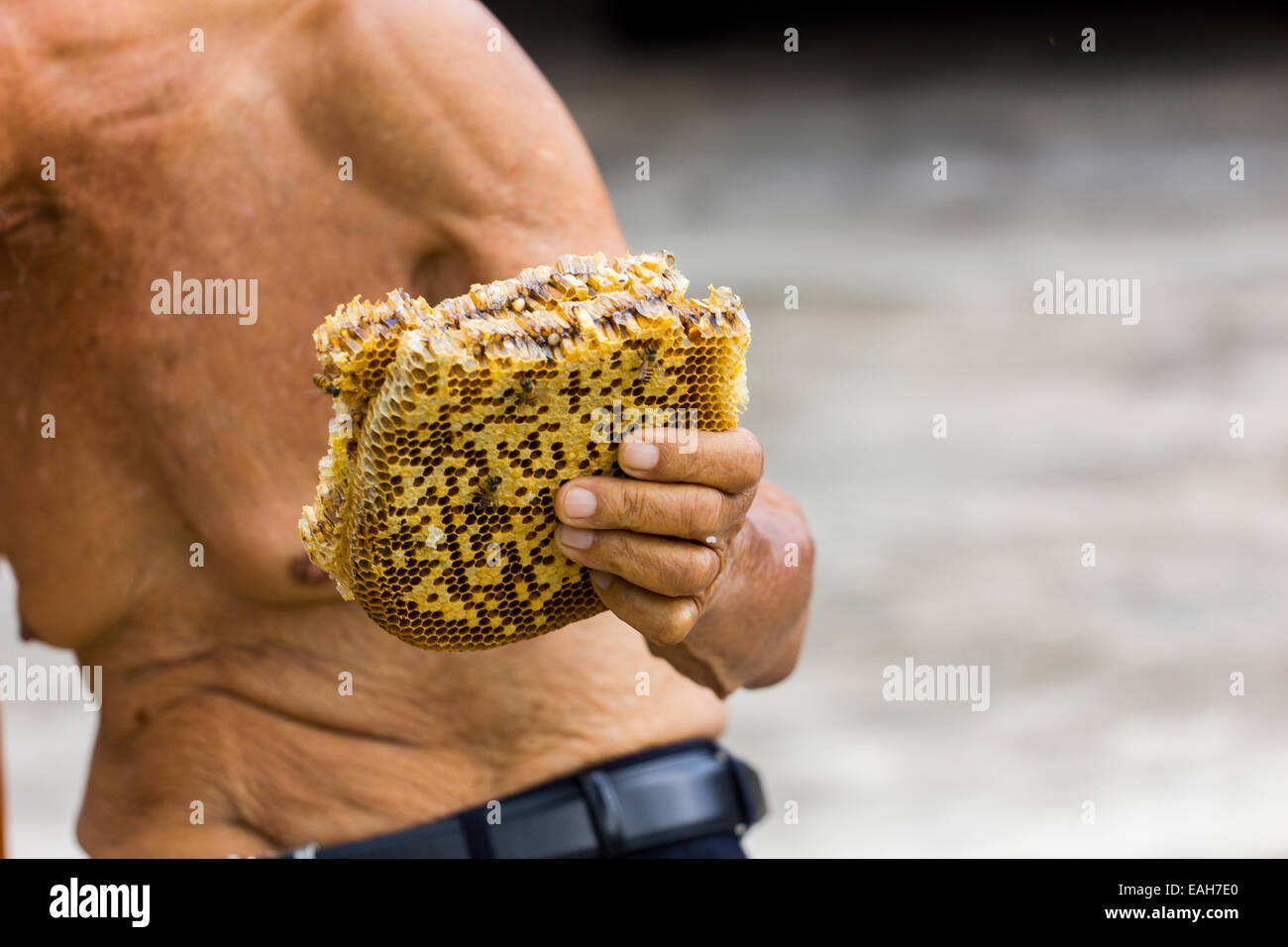 Old mans hand hi-res stock photography and images - Alamy