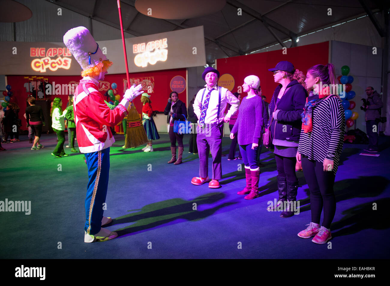 Manhattan, New York, USA. 15th Nov, 2014. Participants learn moves for ...