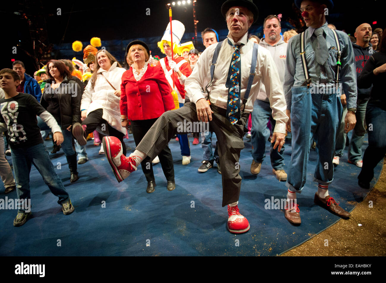 Manhattan, New York, USA. 15th Nov, 2014. Clowns warm up the ...
